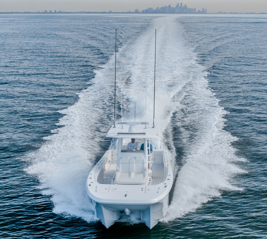 Invincible 33 - Un powercat ultra rapide - Multipower - Multicoques Mag