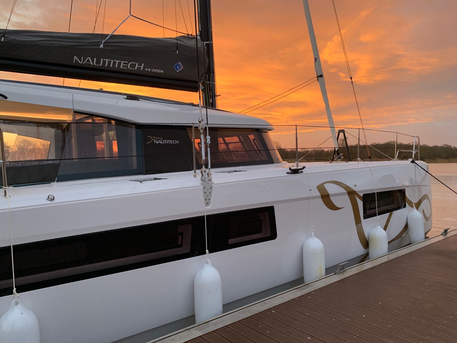 NAUTITECH 44 OPEN - Mise à l’eau discrète pour un catamaran très ...