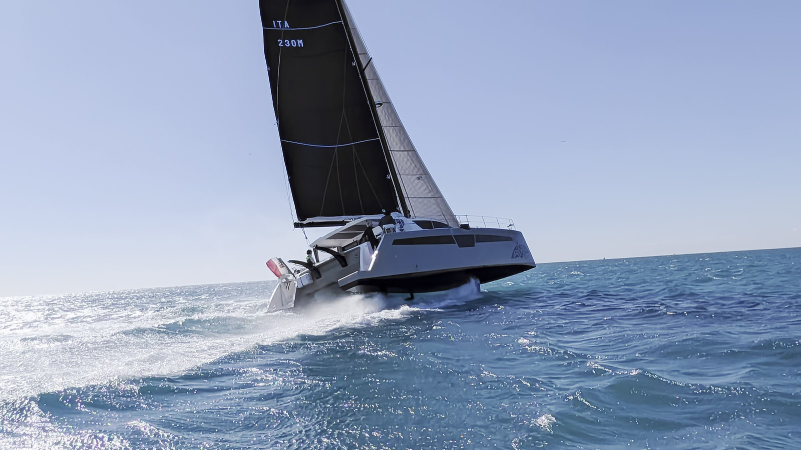 Test chantier - Navigation d’un C-Cat 48 par forte brise - Nouvelles ...