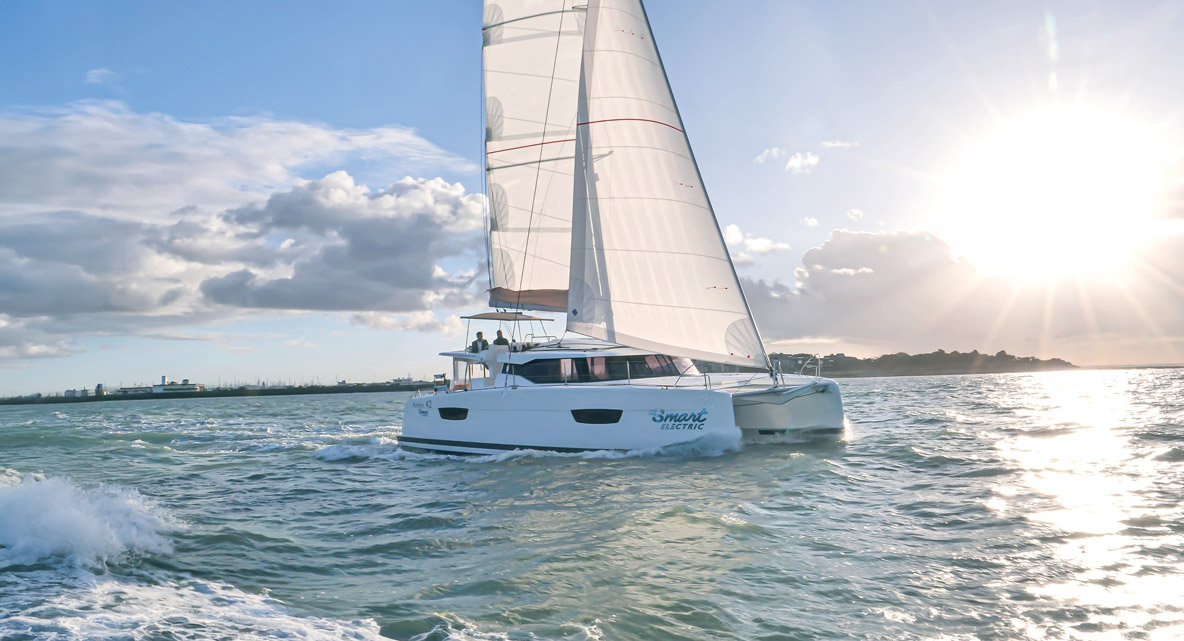 Du thermique à l’électrique… - Deux catamarans franchissent le pas ...